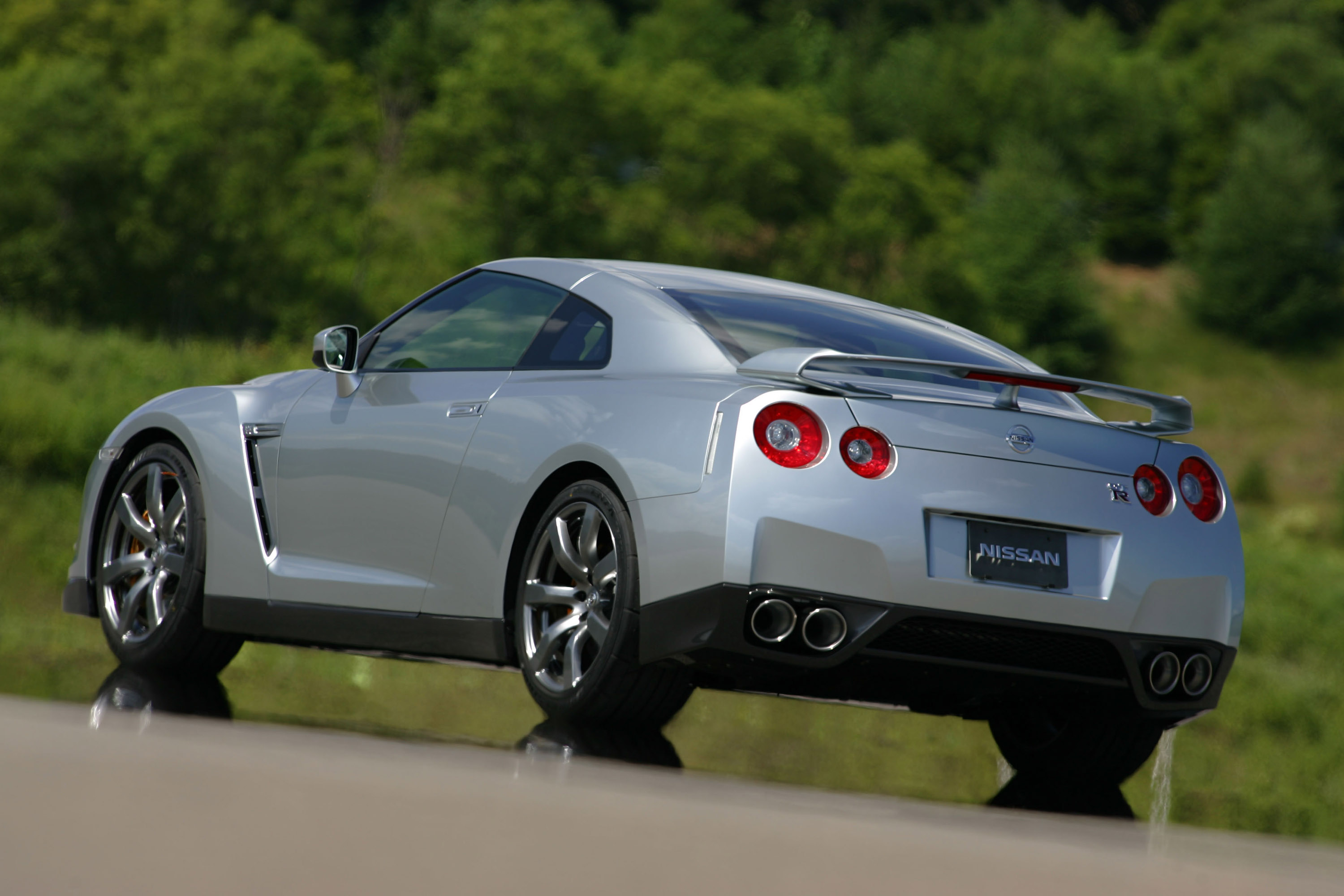 2011 Nissan GT-R - HD Pictures @ carsinvasion.com