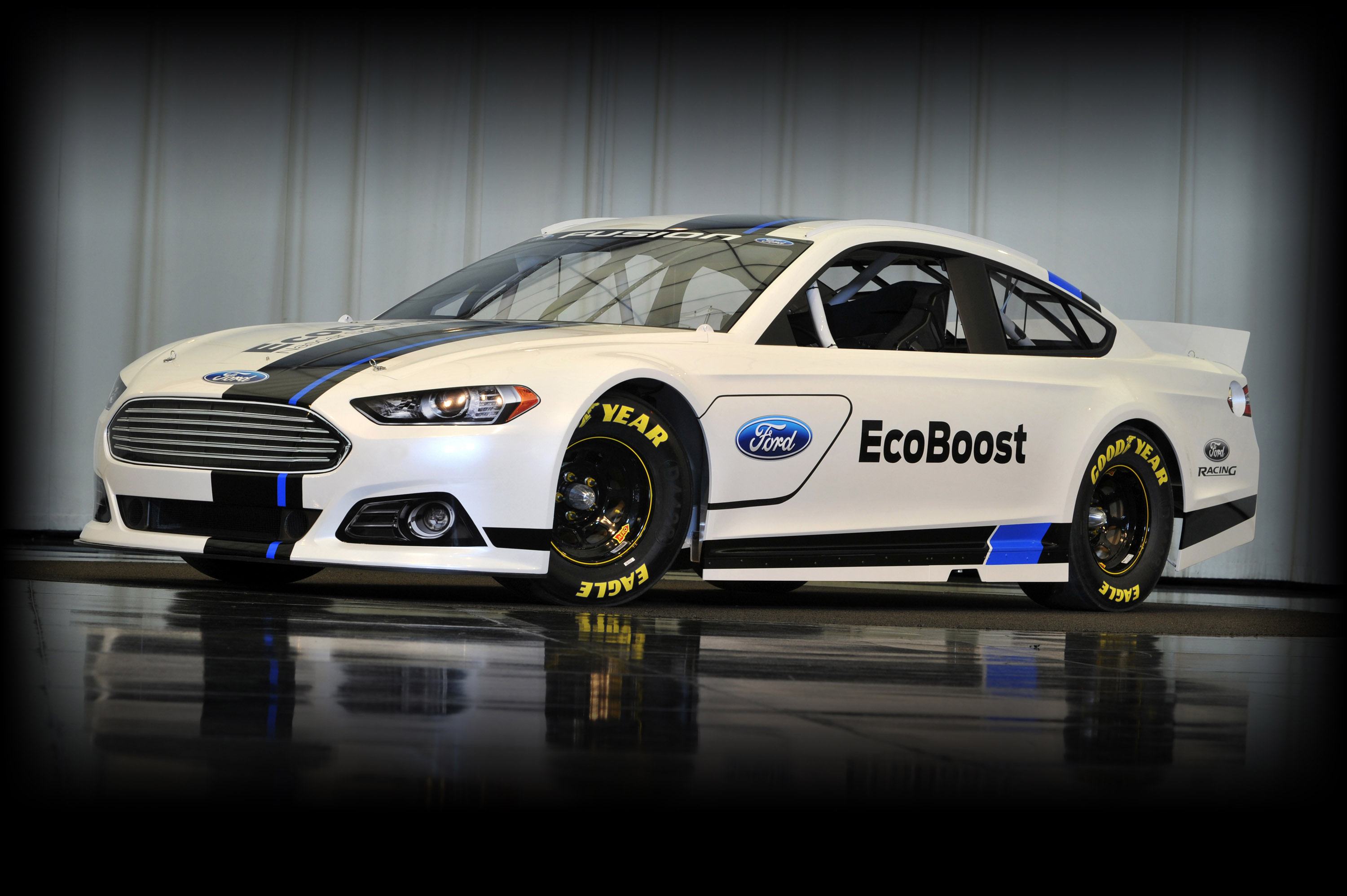 2013 Ford Fusion NASCAR - HD Pictures @ carsinvasion.com
