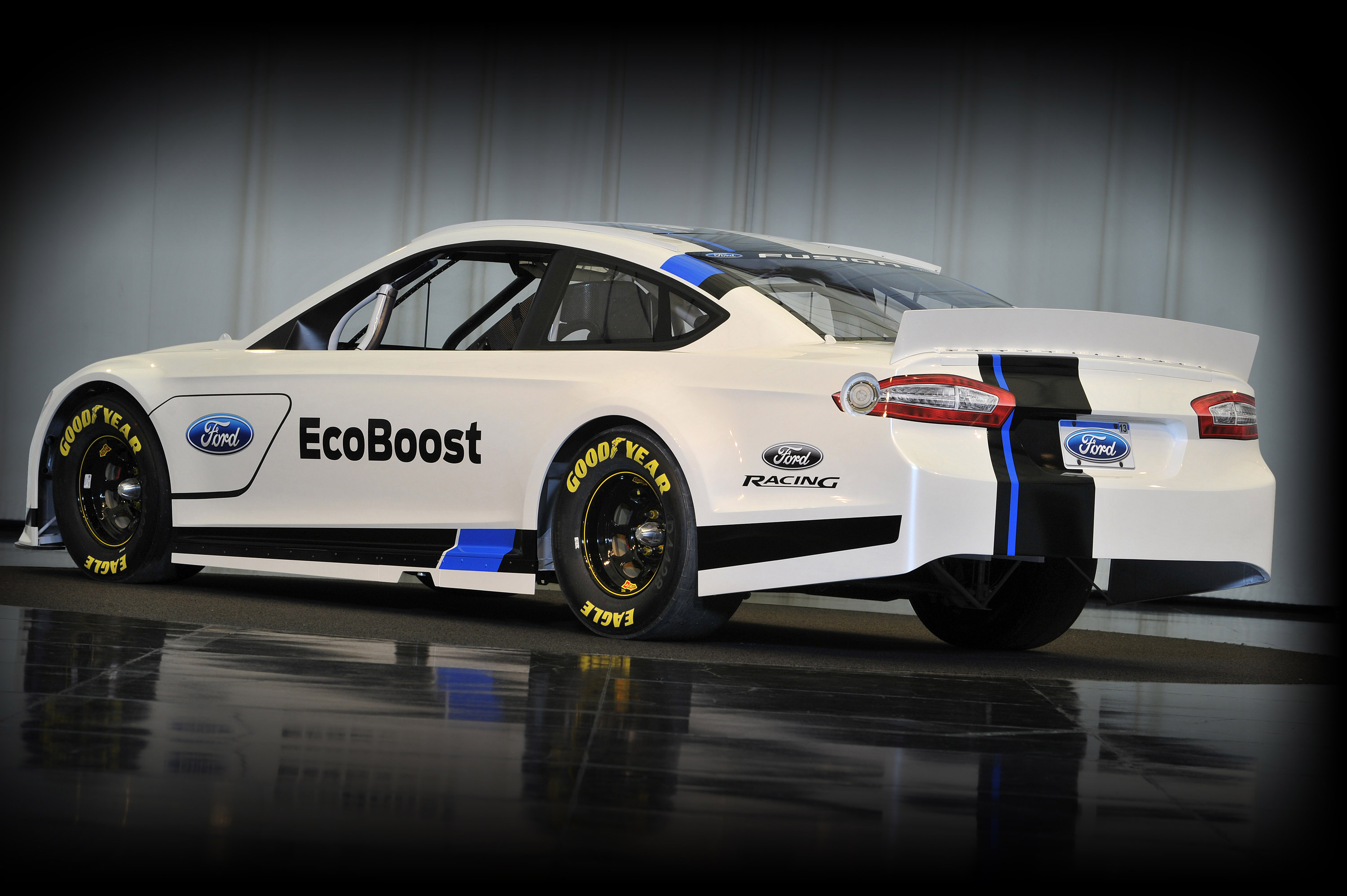 2013 Ford Fusion NASCAR - HD Pictures @ carsinvasion.com