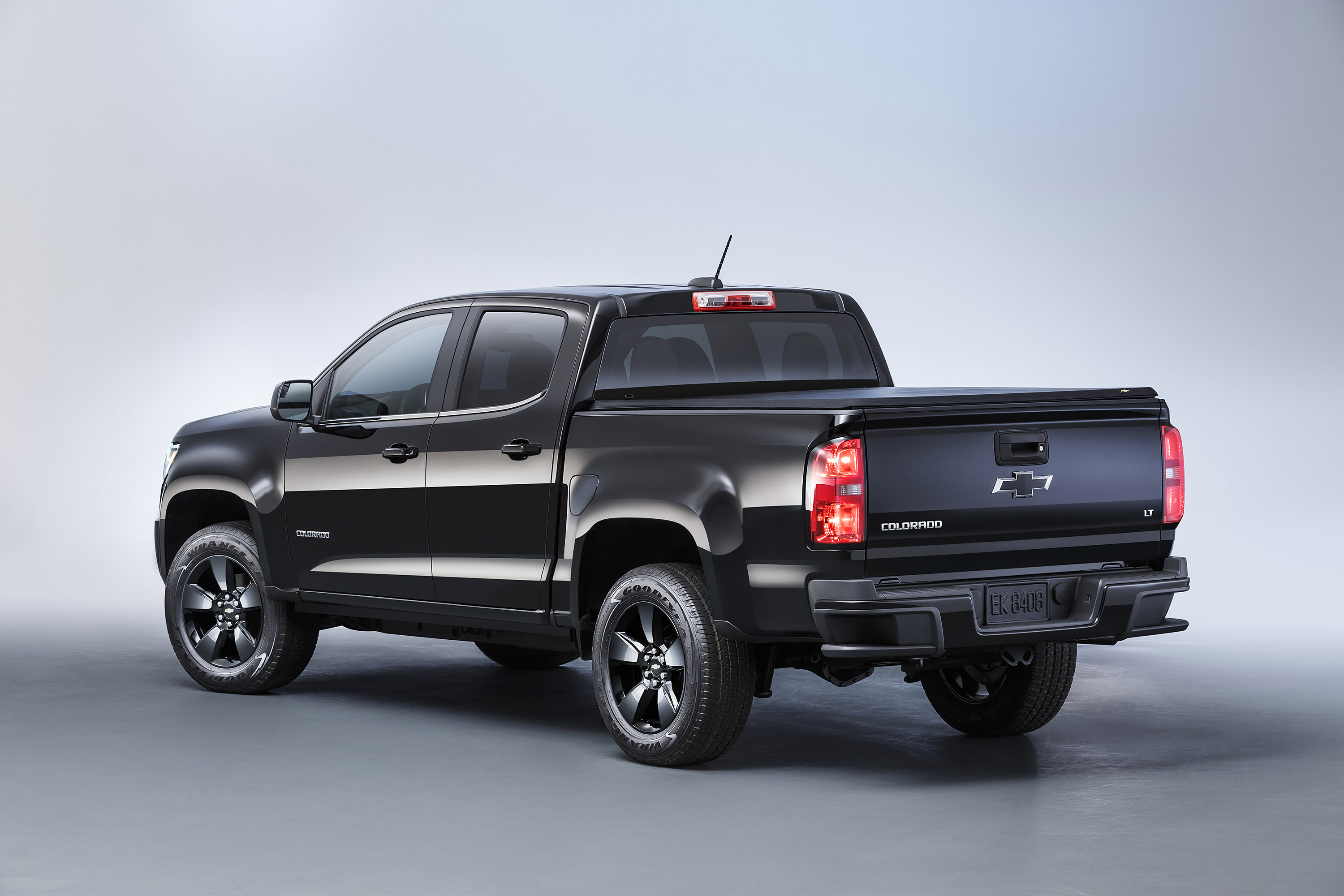 2016 Chevrolet Colorado Midnight Edition - HD Pictures @ carsinvasion.com