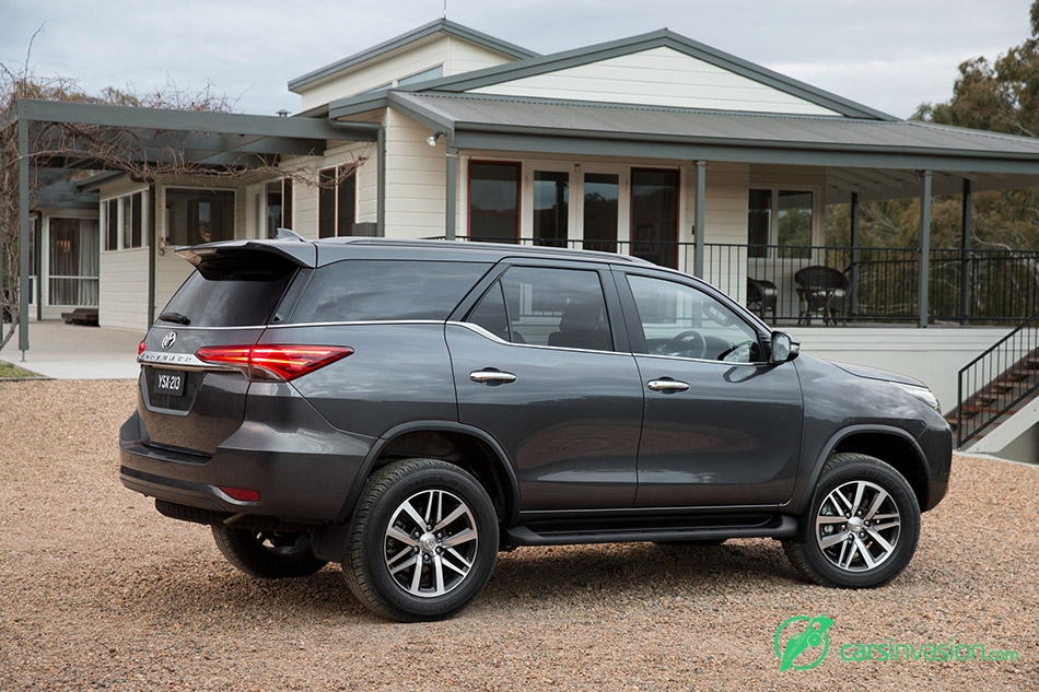 2015 Toyota Fortuner - HD Pictures @ carsinvasion.com